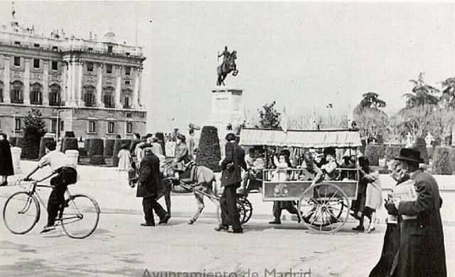 El burro Perico en la Plaza de Oriente. - Caminando por Madrid